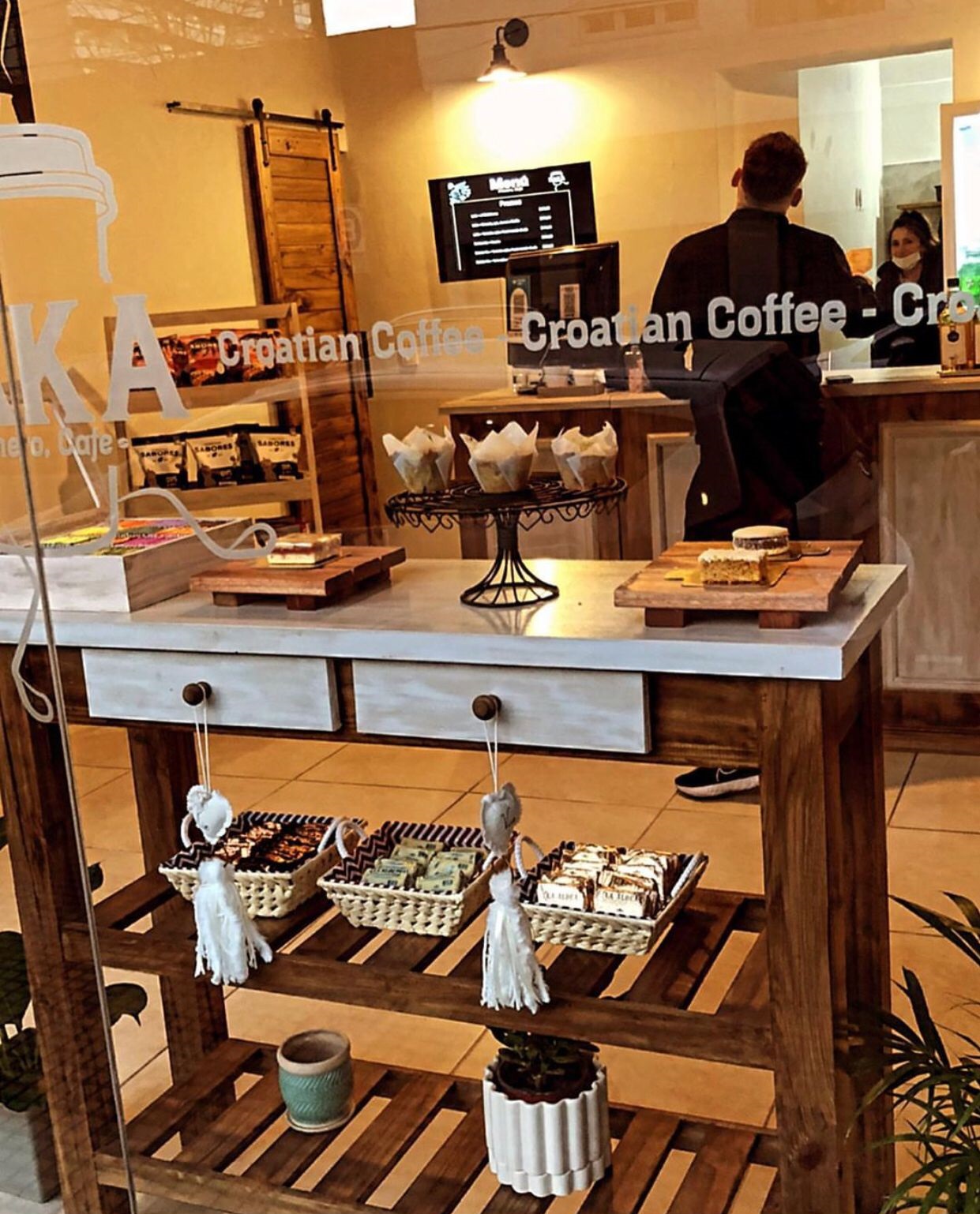 Baka, Primero café - Inicio